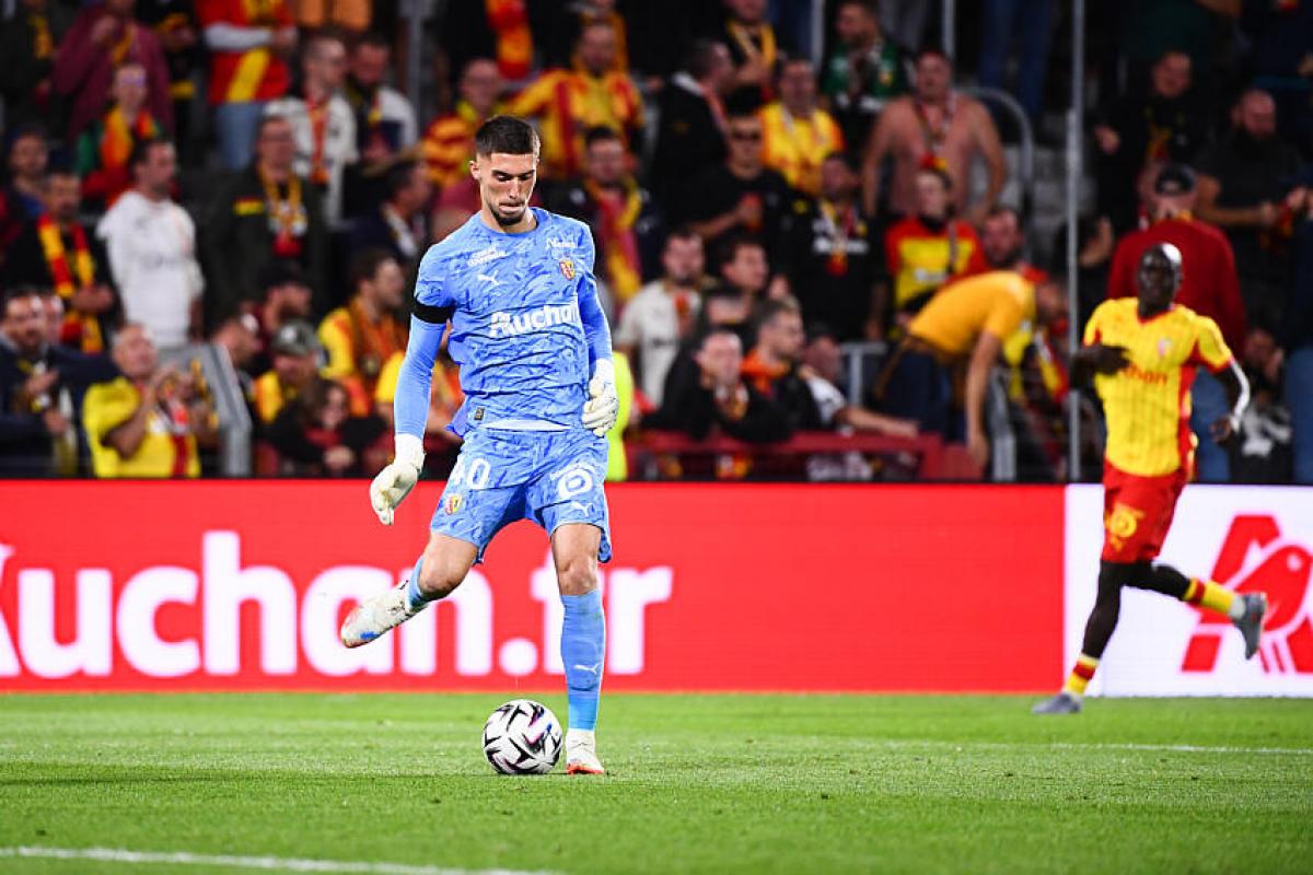 RC Lens - Robin Risser revient sur le traitement peu glorieux que lui a ...